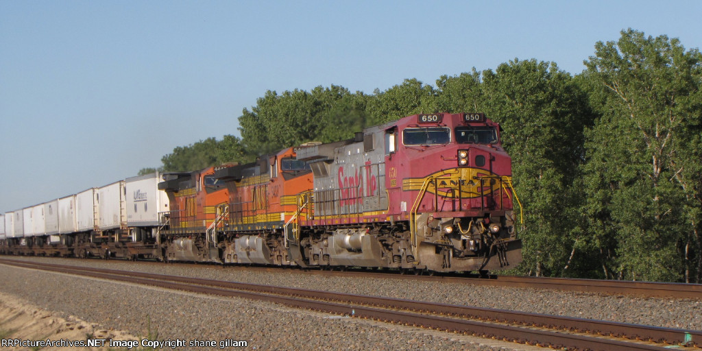 BNSF 650 leads a hot z train westbound and proud santa fe,